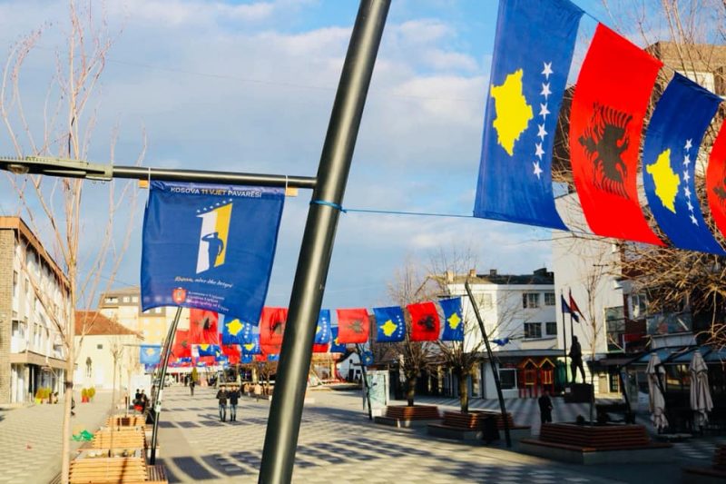 Festa e Flamurit, Lipjani vishet kuqezi - UlpianaPress